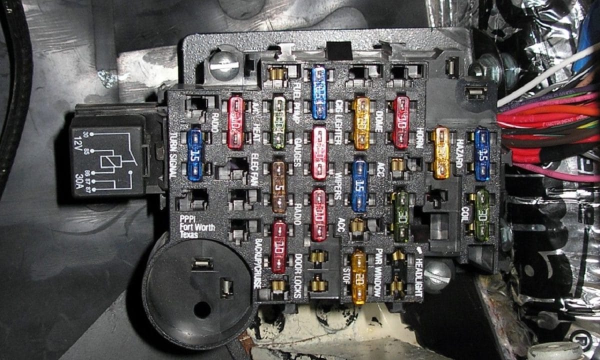 Car fuses: function, where they are, types and how to check them