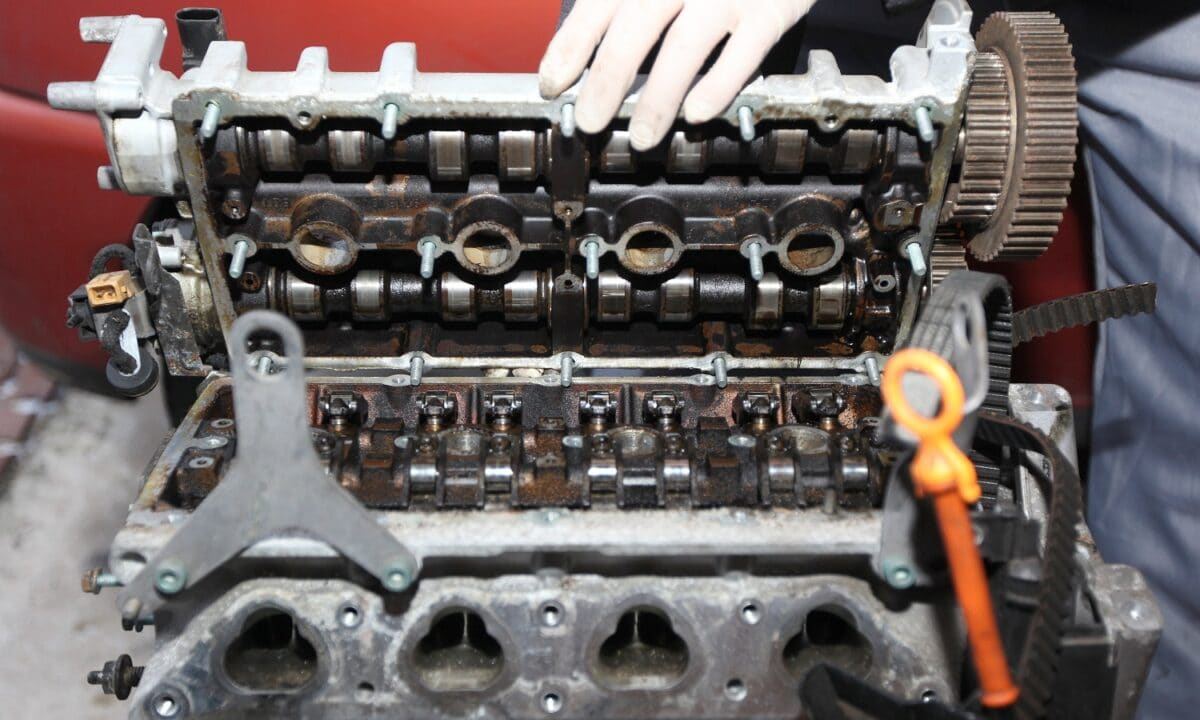 The engine cylinder head: materials and characteristics