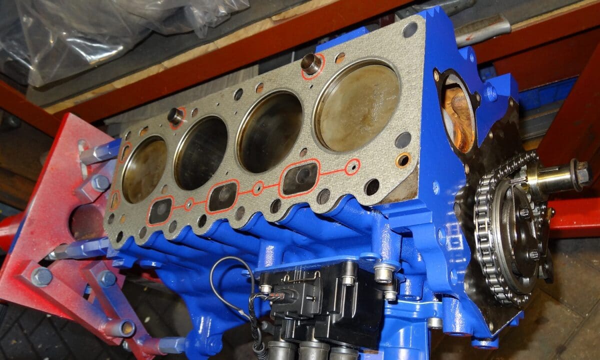 The engine cylinder head: materials and characteristics