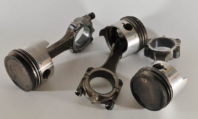 Teile des Verbrennungsmotors eines Autos