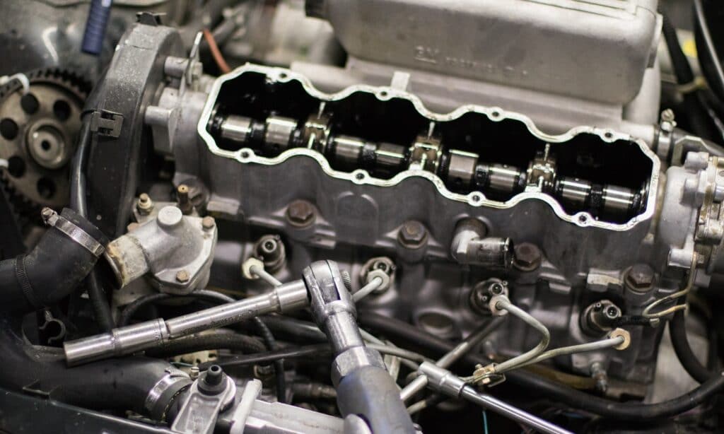 Rectifier la culasse du moteur : comment c'est fait, prix et comment ...