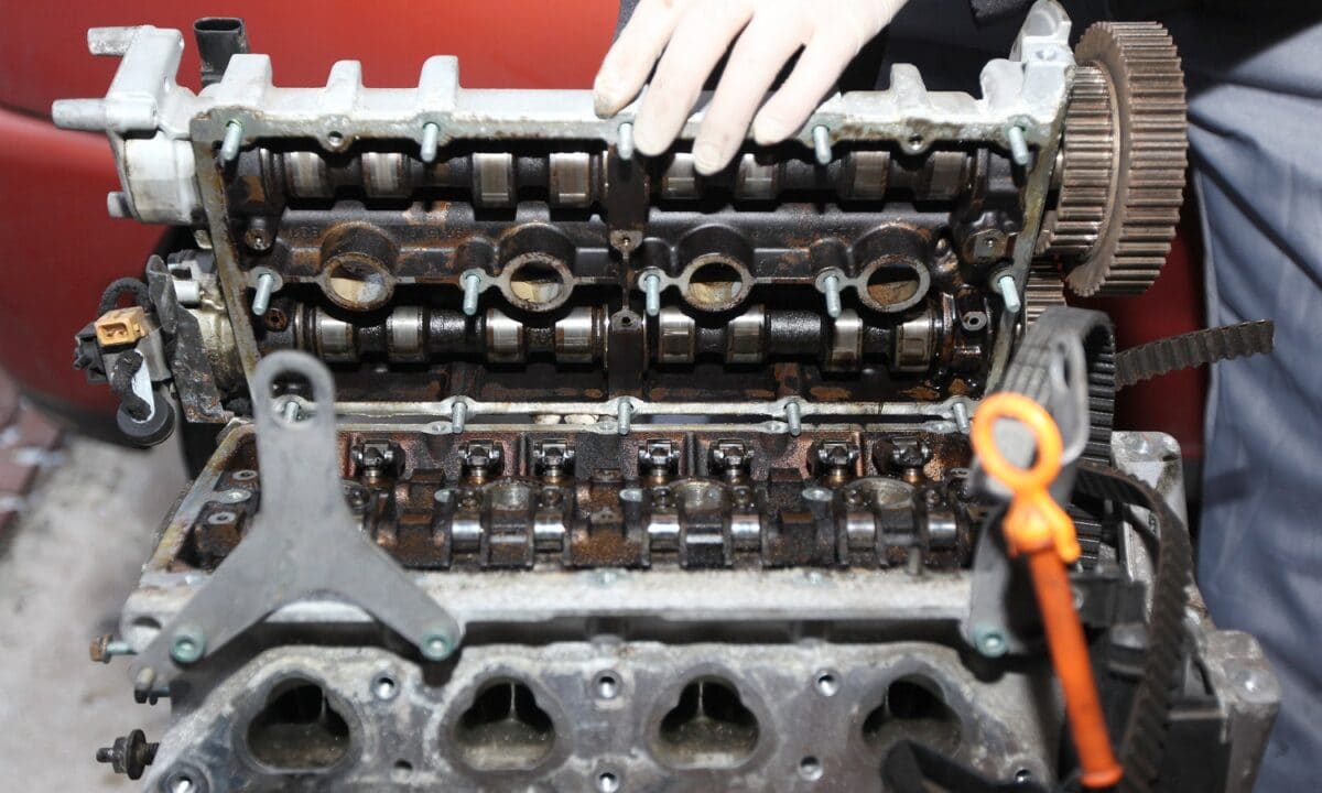 Rectifier la culasse du moteur : comment c'est fait, prix et comment éviter les pannes
