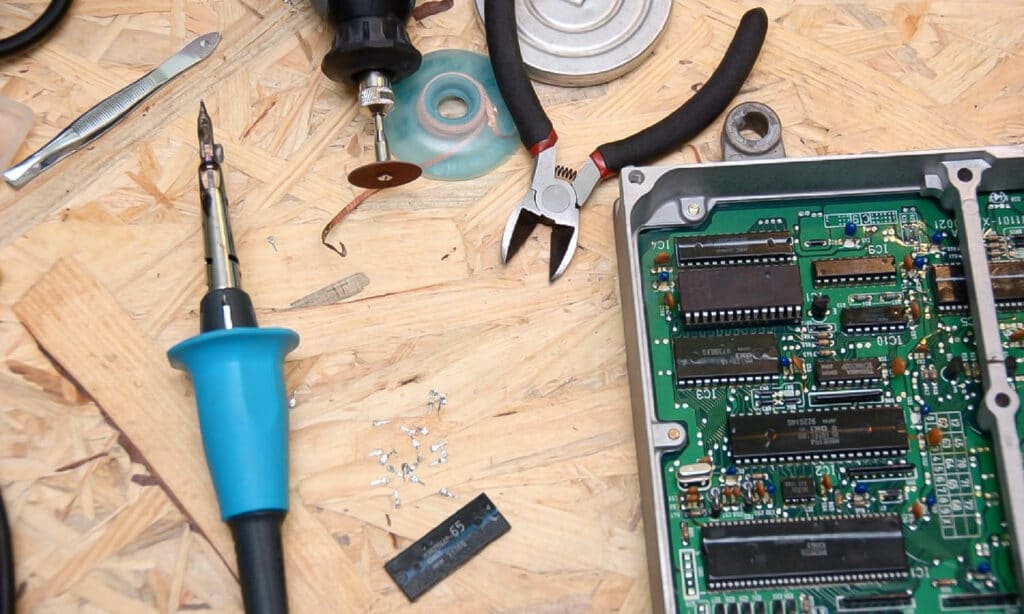 Centralita del coche: la ECU, su función, partes, averías y reprogramación