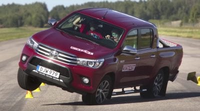 El Toyota Hilux en apuros al someterse al test del alce (con vídeo)