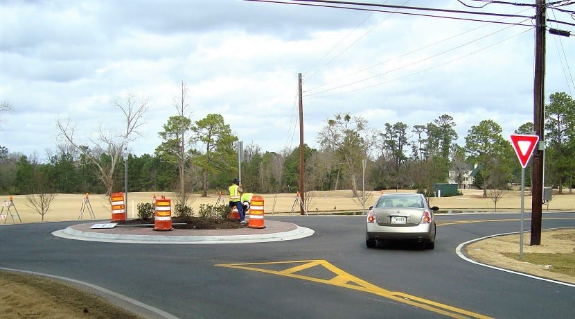 How to drive around a roundabout explained in a simple way