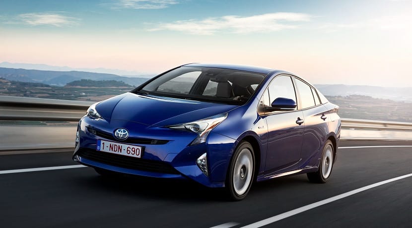 How does a hybrid electric car or HEV work?