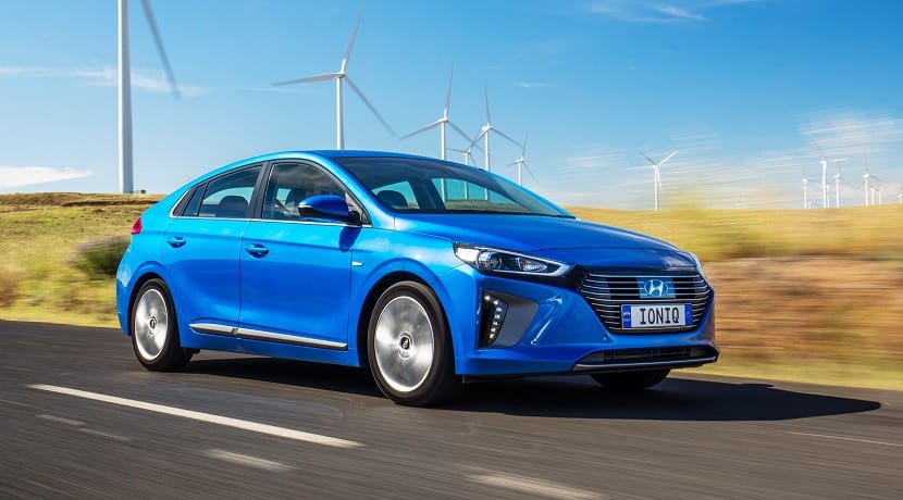 How does a hybrid electric car or HEV work?