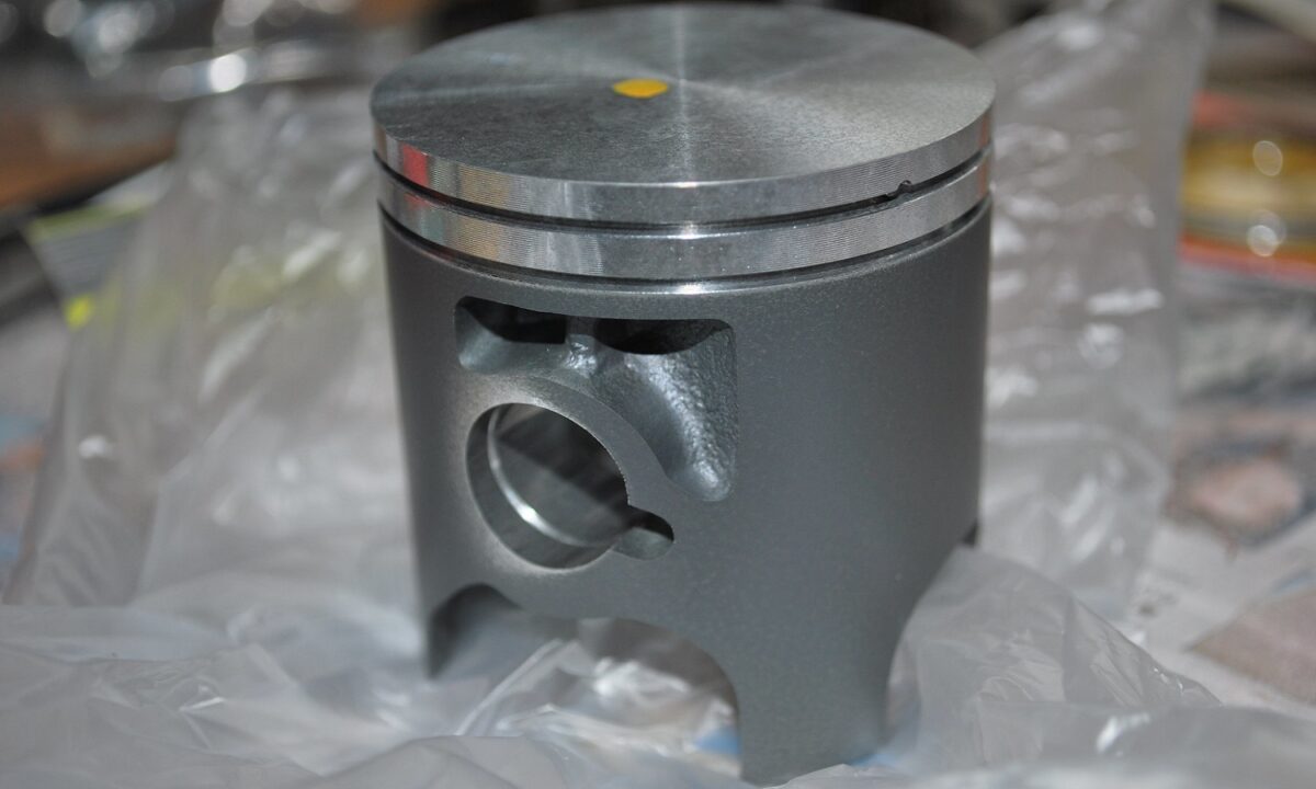 Le piston, cœur du moteur : qu'est-ce que c'est, fonction, pièces ...