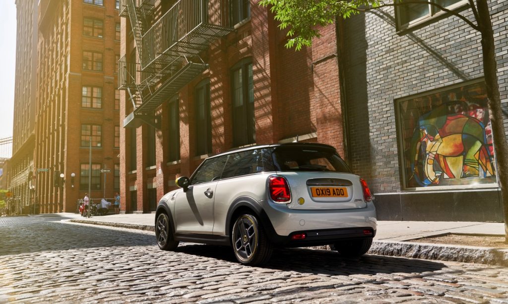 Produksi Mini Cooper SE melebihi harapan merek