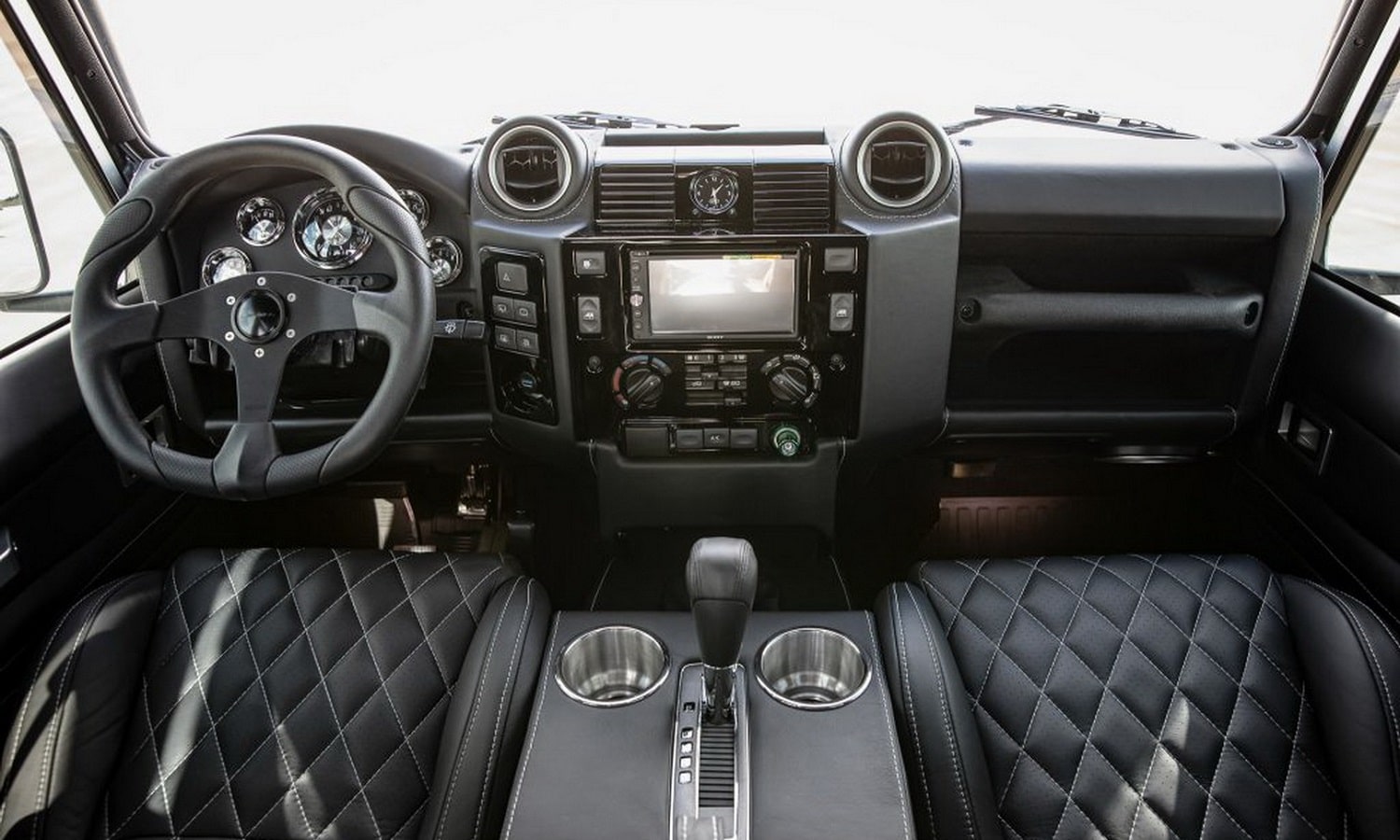 Land Rover Defender Blackcomb: traditional design with 573 CV Corvette