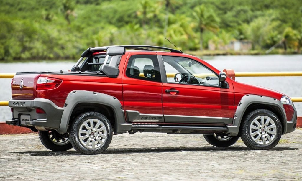 The new generation of the Fiat Strada is hinted at in this dark teaser