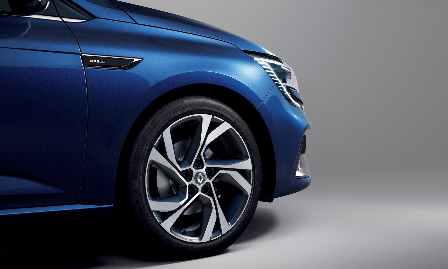 Su jumis visais patobulinta „Renault Megane“ ir E-TECH versija