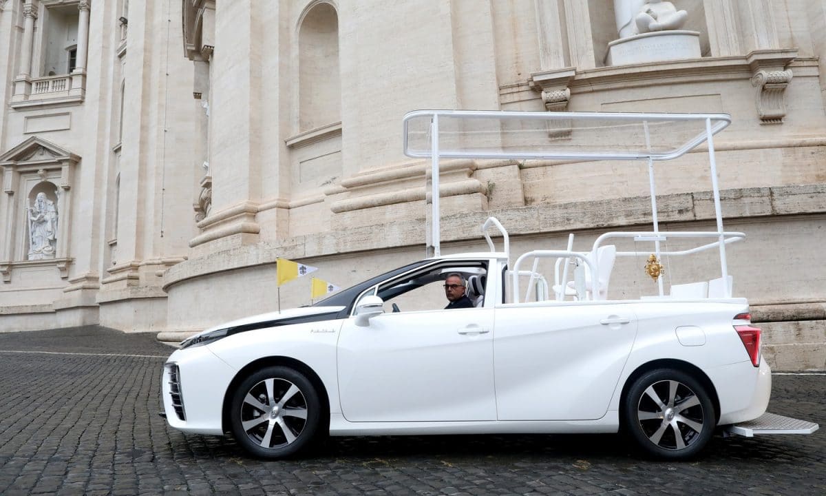 Paus Francis introduceert een door waterstof aangedreven Toyota Mirai ...