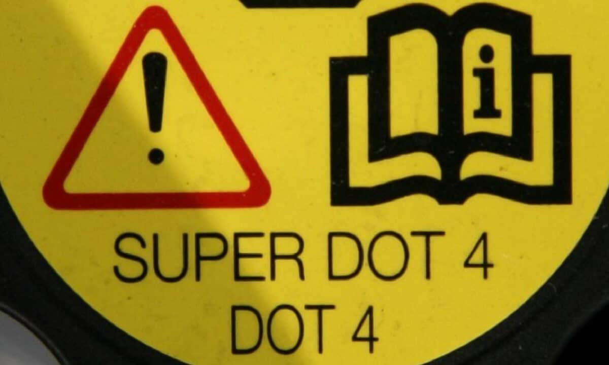 Cómo saber si el vehículo pierde líquido de frenos