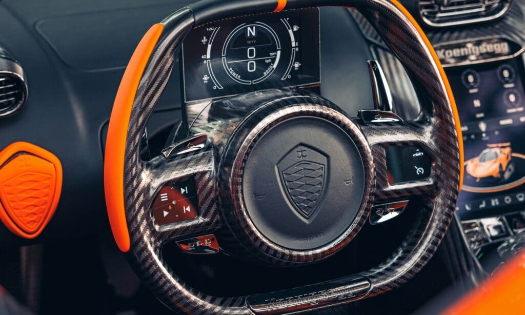 De Koenigsegg Jesko begint met de productie en presenteert een speciale ...