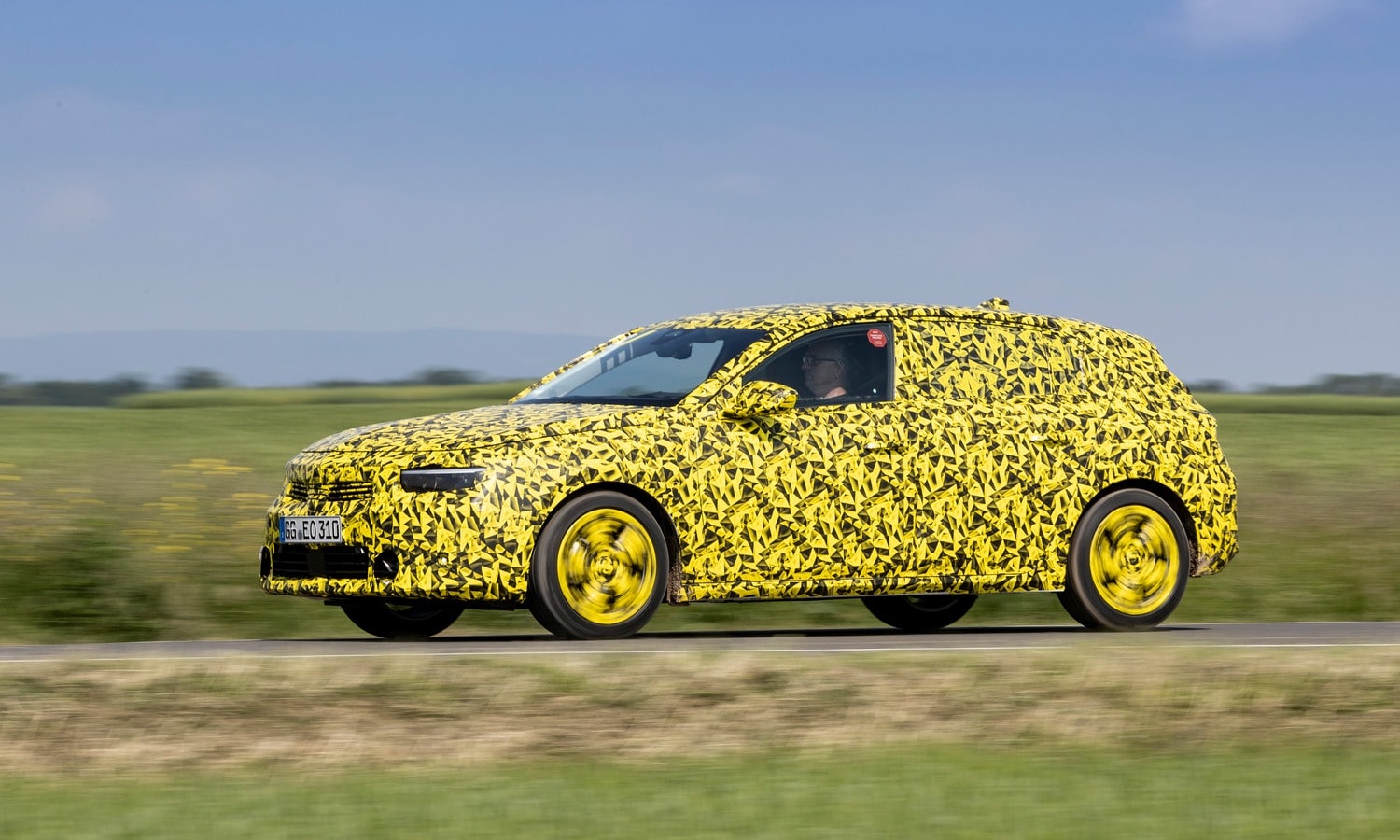 The new Opel Astra L completes its validation tests dressed in camouflage