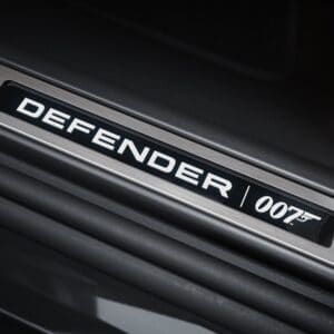 Land Rover tiene el coche perfecto para 007: El Defender V8 Bond Edition