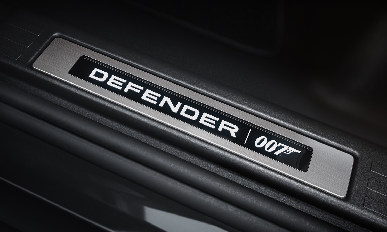 Land Rover tiene el coche perfecto para 007: El Defender V8 Bond Edition