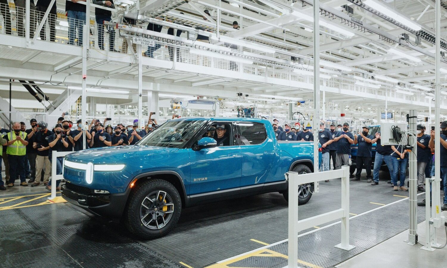 Rivian R1S: Las primeras unidades salen de fábrica camino de sus dueños