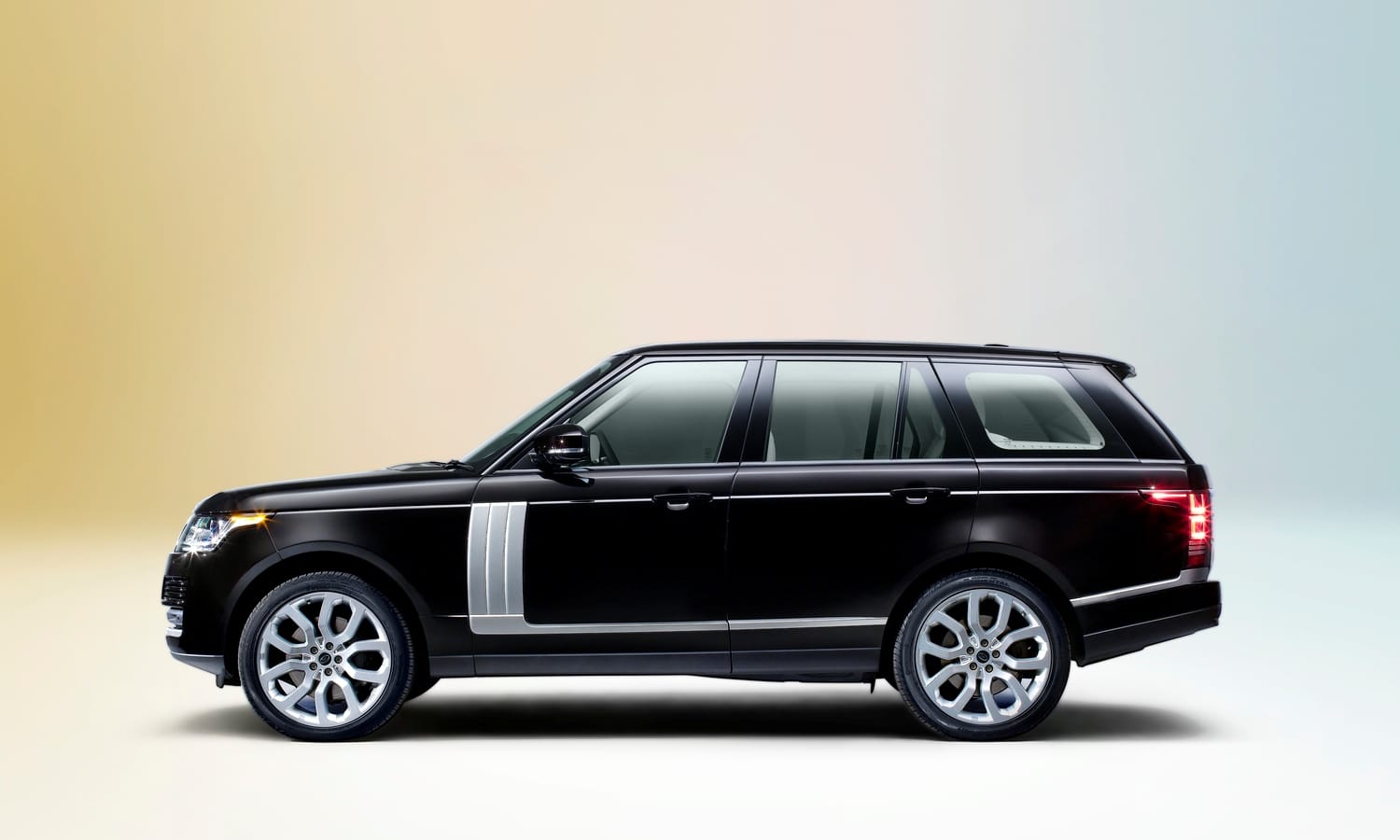 Range Rover: La quinta generación debuta mirando de tú a tú a sus rivales