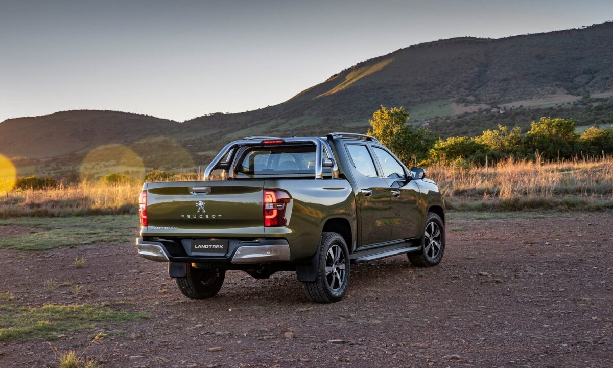 The Peugeot LandTrek starts its sale in South Africa with technical ...