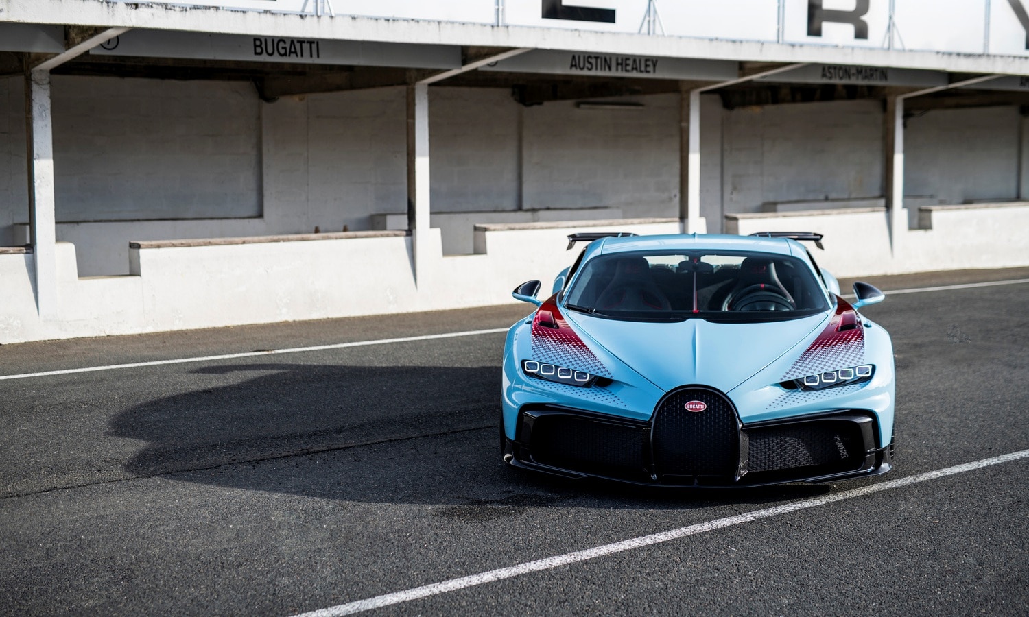 Bugatti presenta «Sur Mesure» su división de preparaciones especiales…