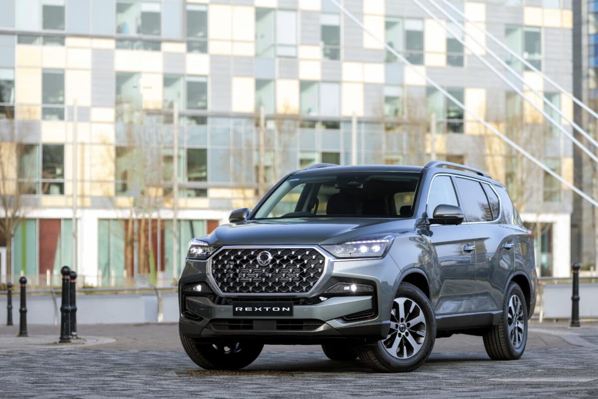 Ya tenemos dos imágenes reales del nuevo SsangYong Rexton y fecha de presentación