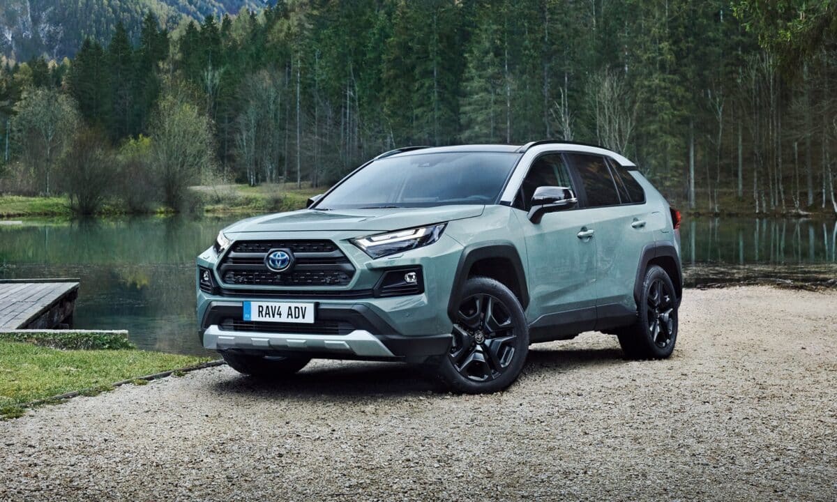 Il design della Toyota RAV4 2025 è filtrato: un SUV più robusto e moderno