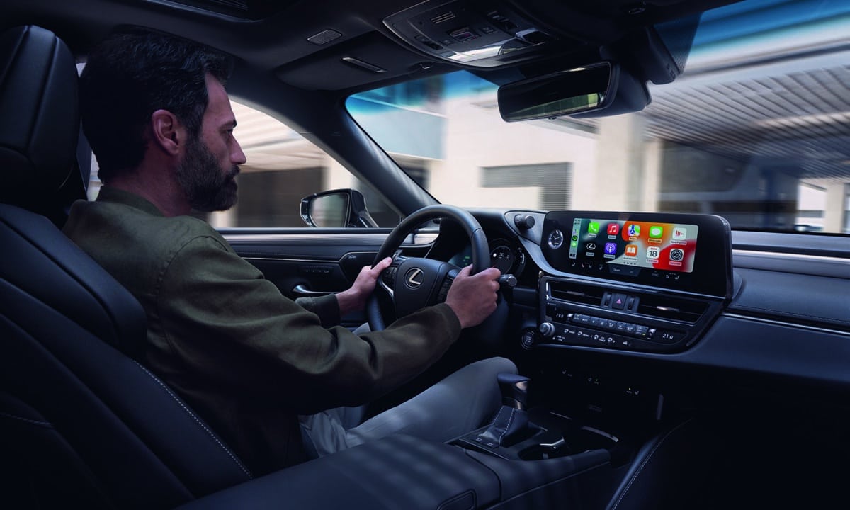 El Lexus ES 300h recibe leves retoques y mejoras en conectividad
