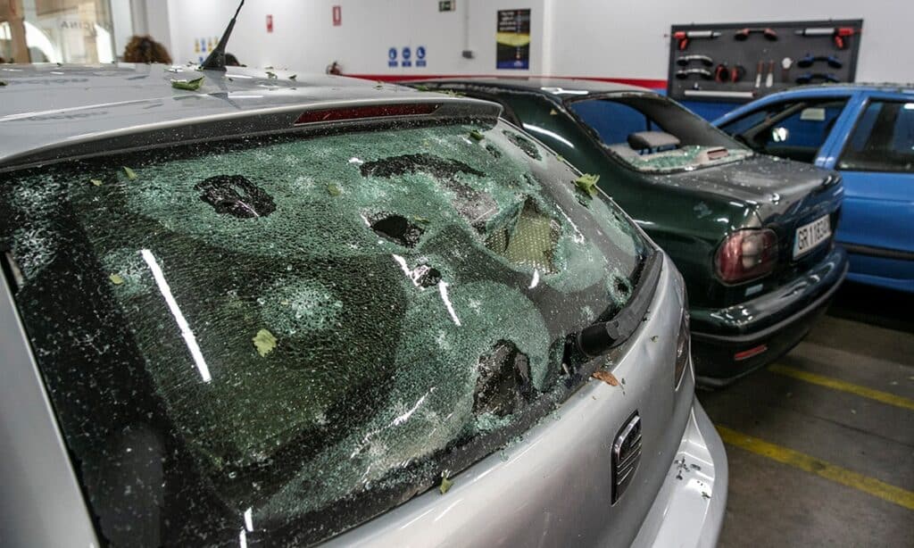 Una tormenta de granizo ha abollado mi coche, ¿qué hago?