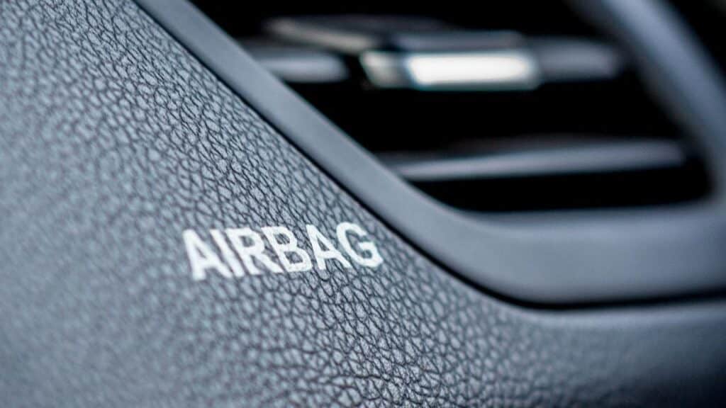 Luz do airbag acesa, o que fazer e como?