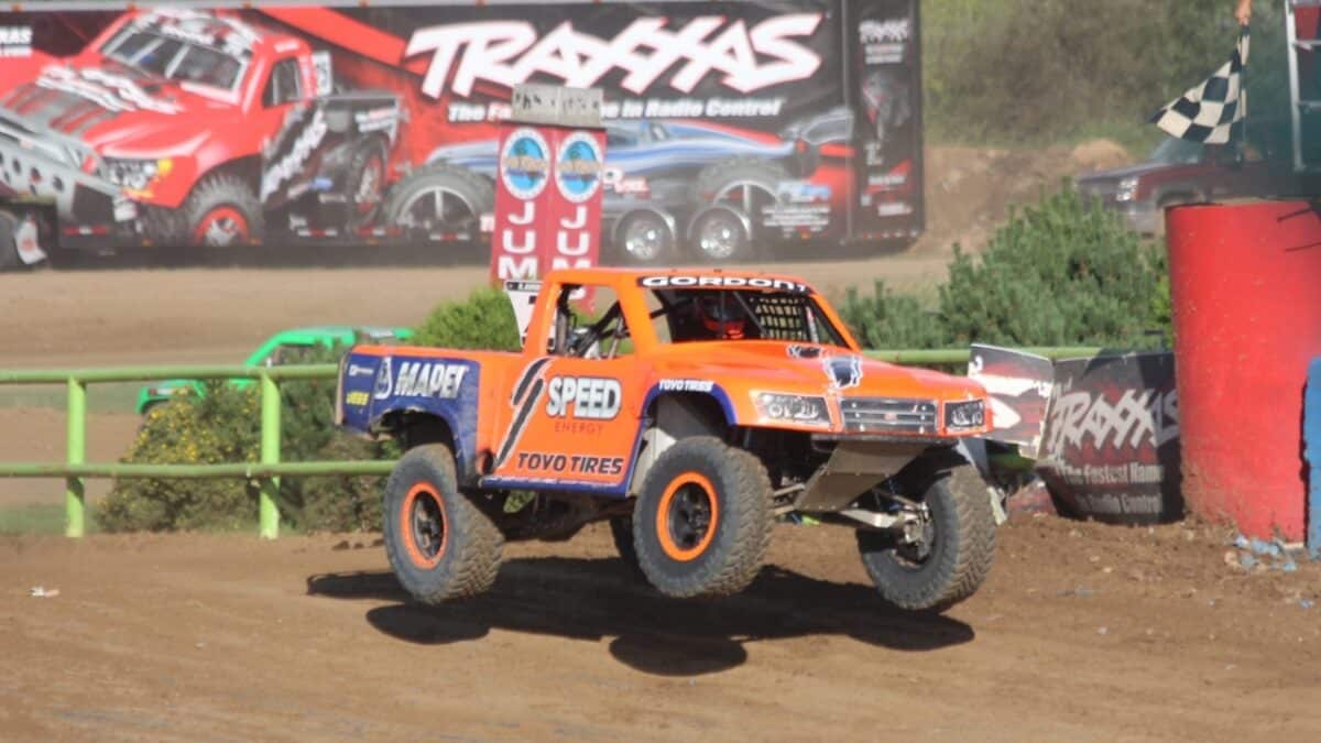 Dnes, v zriedkavých, ale vzrušujúcich súťažiach...: Stadium Super Trucks