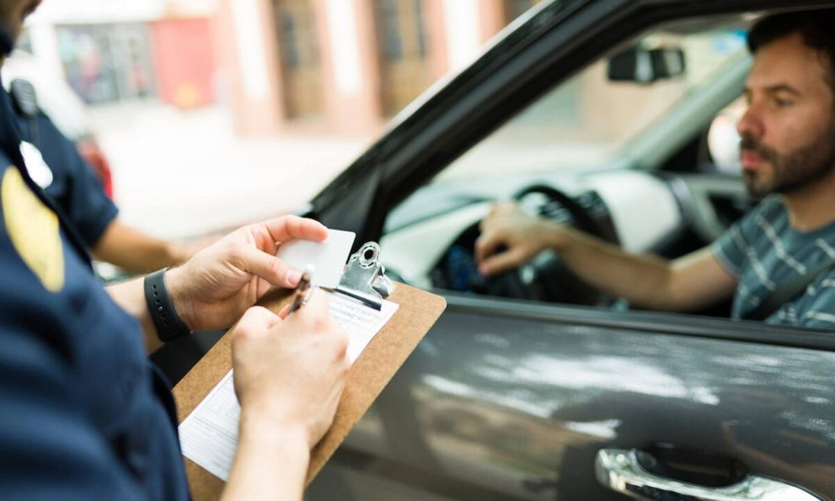Multas de 80 euros por não portar o farol V16: Fim do período de ...