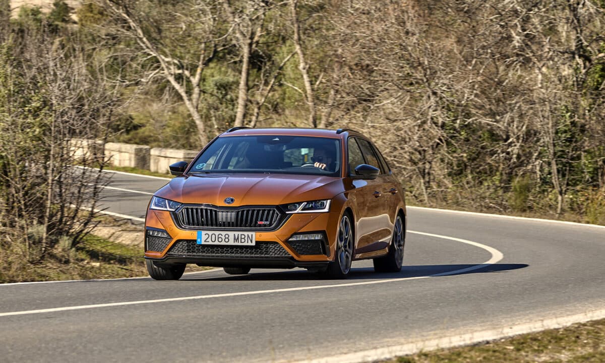 Nos ponemos al volante de la gama Skoda RS, incluyendo los deportivos ...