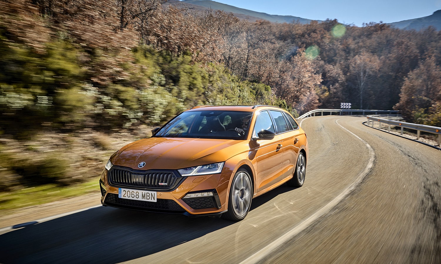 Nos ponemos al volante de la gama Skoda RS, incluyendo los deportivos ...