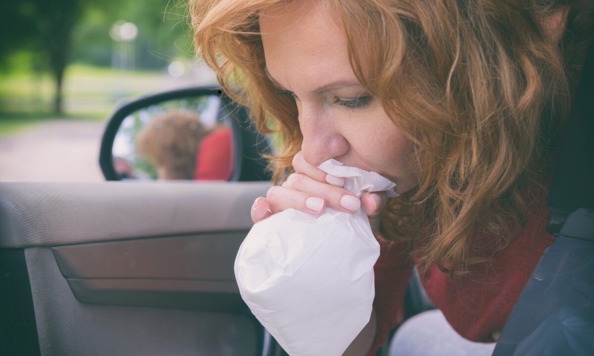 Consejos para no marearse y vomitar en el coche