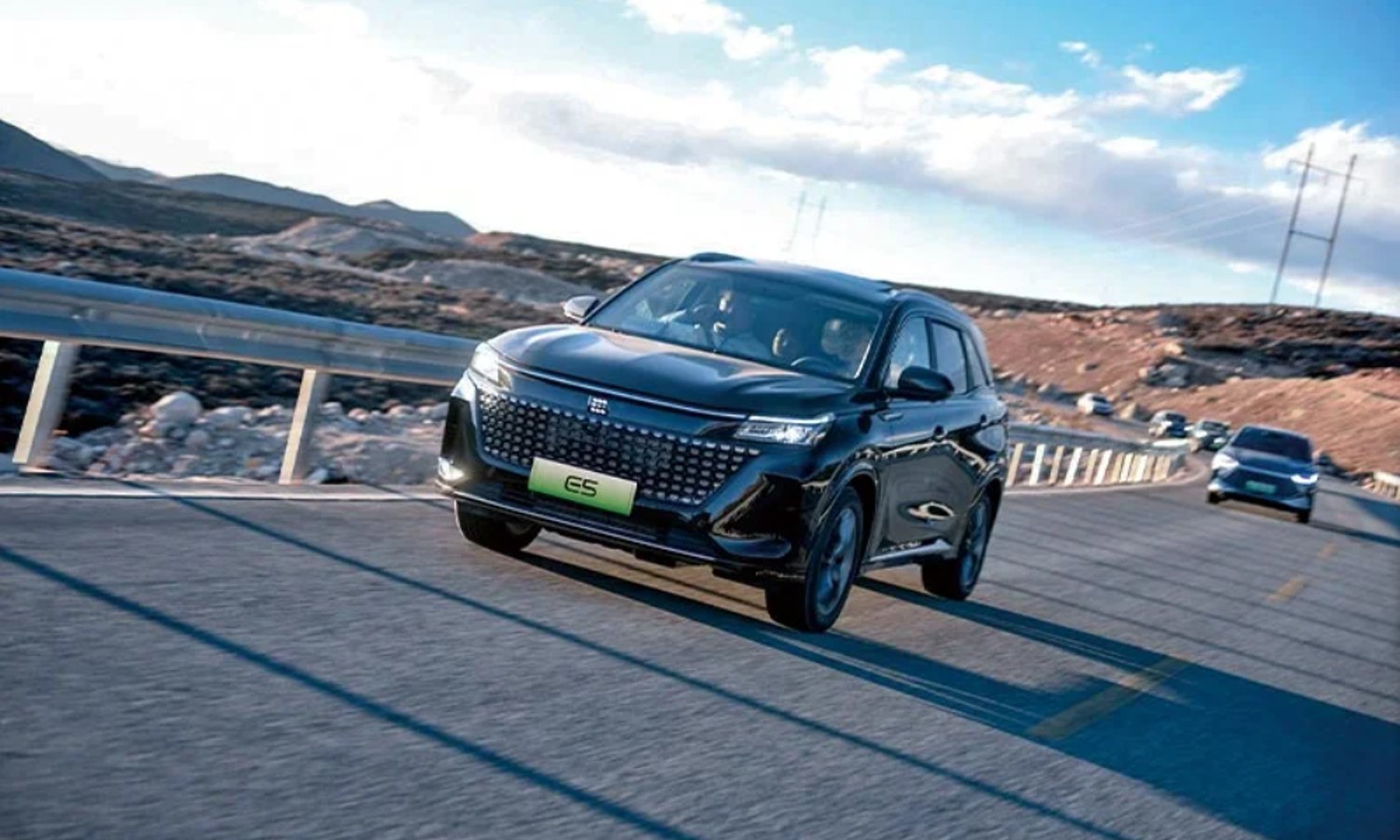 DFSK E5, een plug-in hybride SUV met 7 zitplaatsen die in oktober arriveert