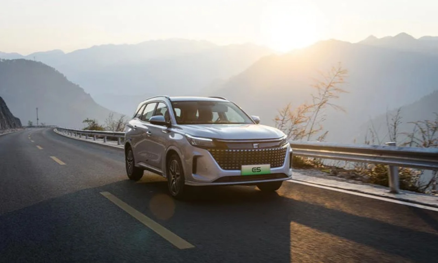 DFSK E5, een plug-in hybride SUV met 7 zitplaatsen die in oktober arriveert