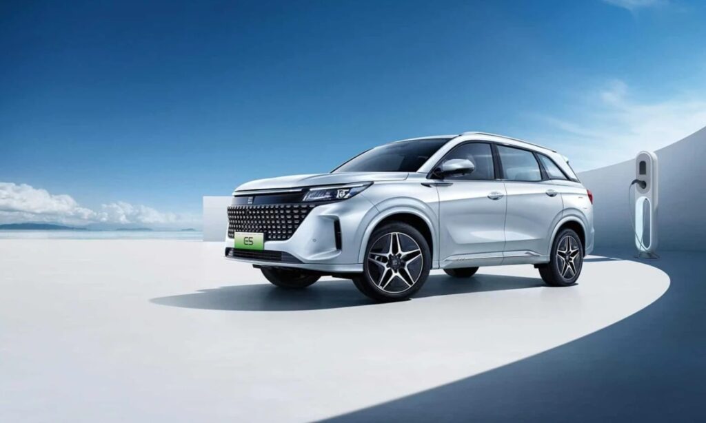 DFSK E5, een plug-in hybride SUV met 7 zitplaatsen die in oktober arriveert
