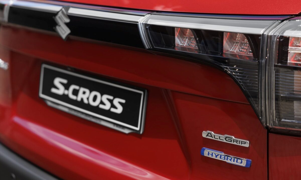 Suzuki představuje svou identitu k 20. výročí: nové ploché stříbrné logo