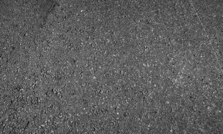 Tipos de asfalto y cómo afectan al agarre y a tus neumáticos