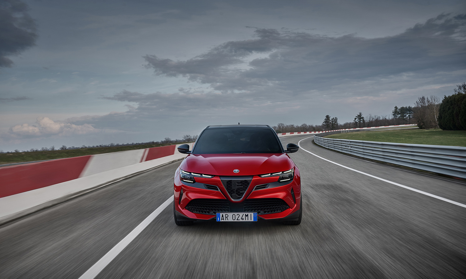 Test Alfa Romeo Junior: l'auto più economica e piccola del marchio (con ...