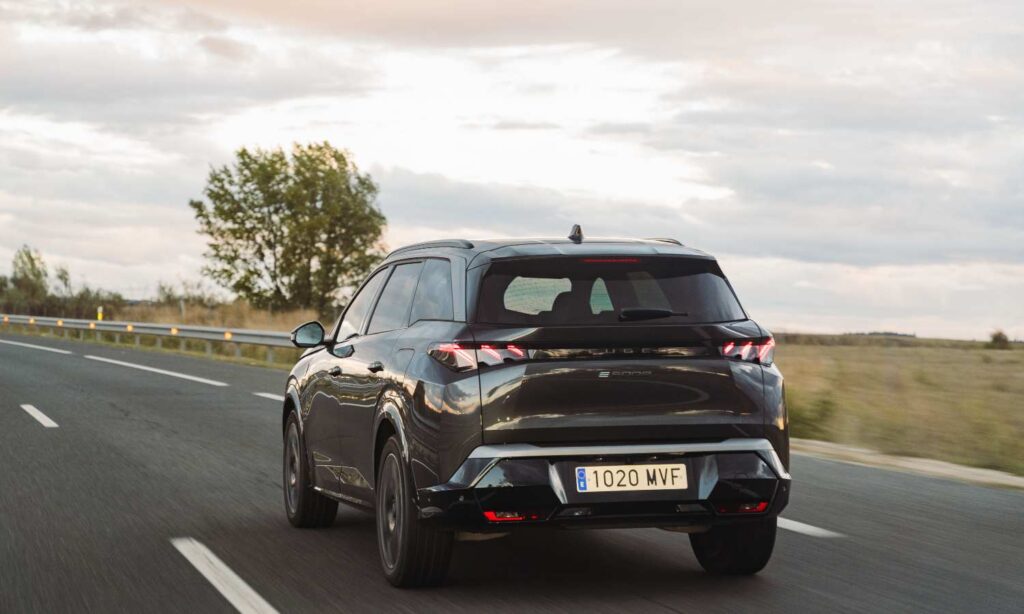 Peugeot 5008 2025 test: hybrid, electric and 7-seat versions as standard