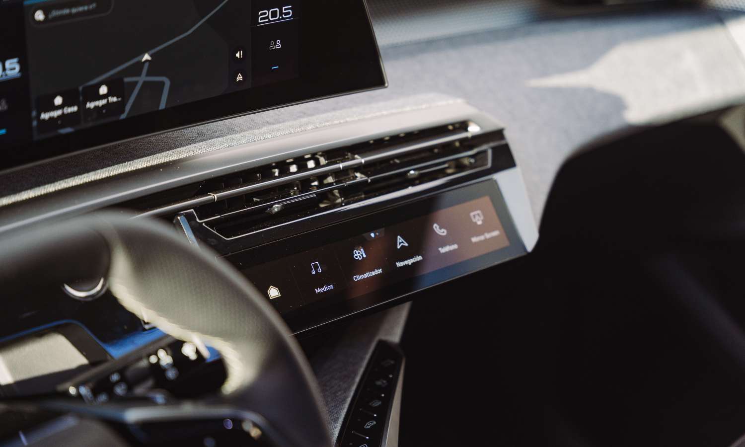 Teste do Peugeot 5008 2025: versões híbrida, elétrica e 7 lugares de série