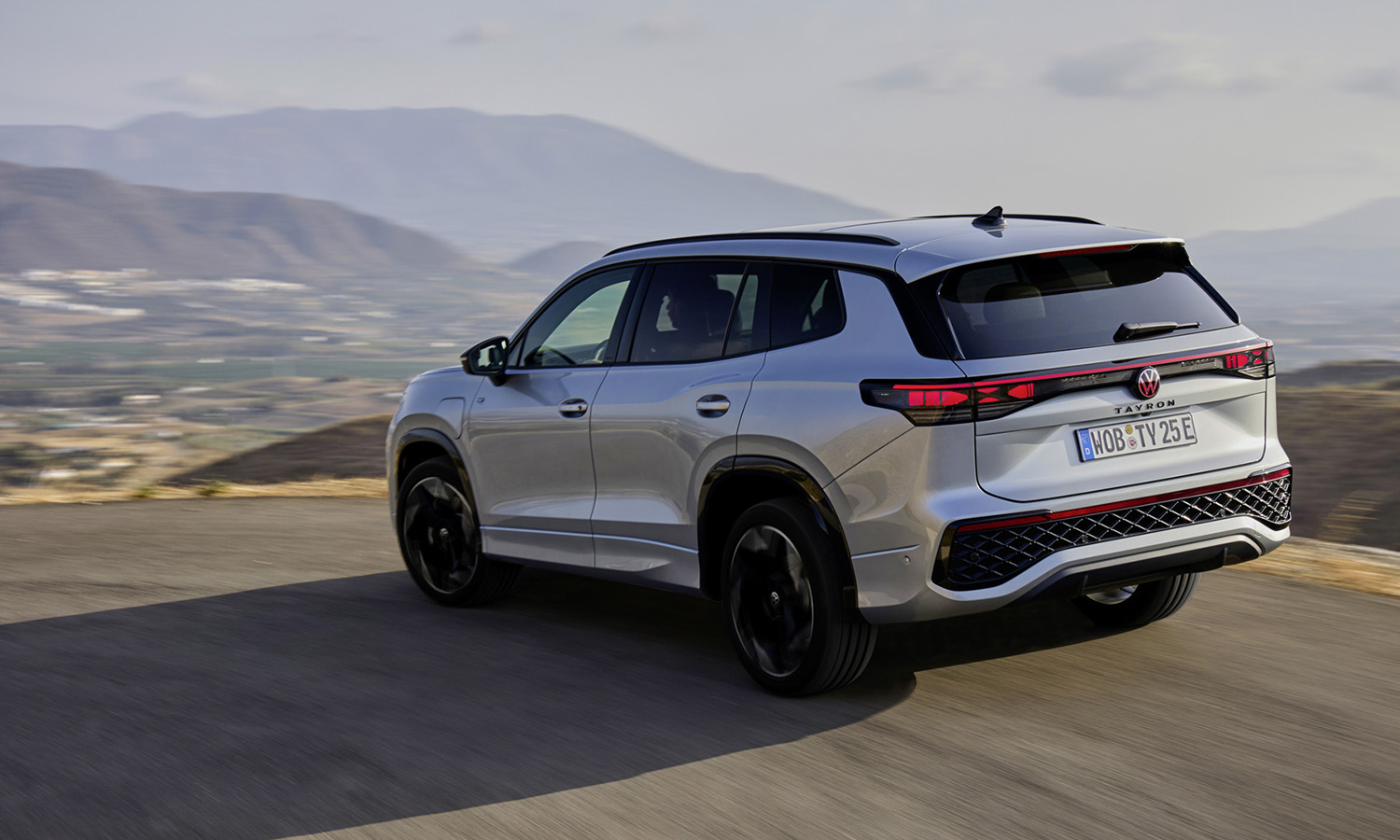 Volkswagen Tayron 2025: Nowy SUV pojawia się w wersjach hybrydowych typu plug-in i z maksymalnie ...