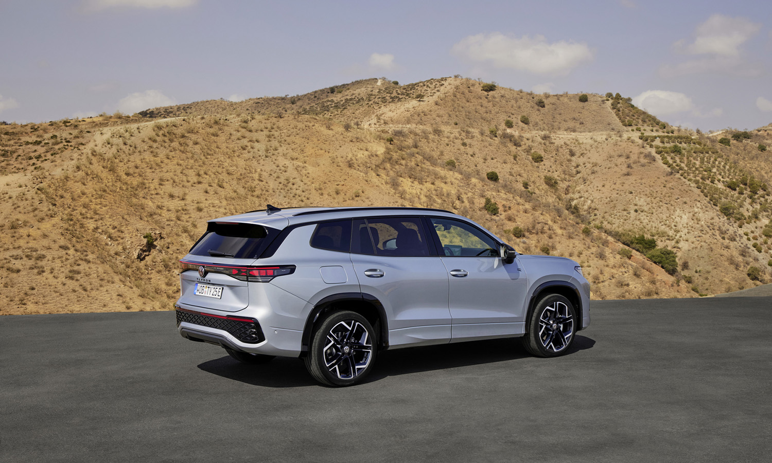 Volkswagen Tayron 2025: Nowy SUV pojawia się w wersjach hybrydowych ...