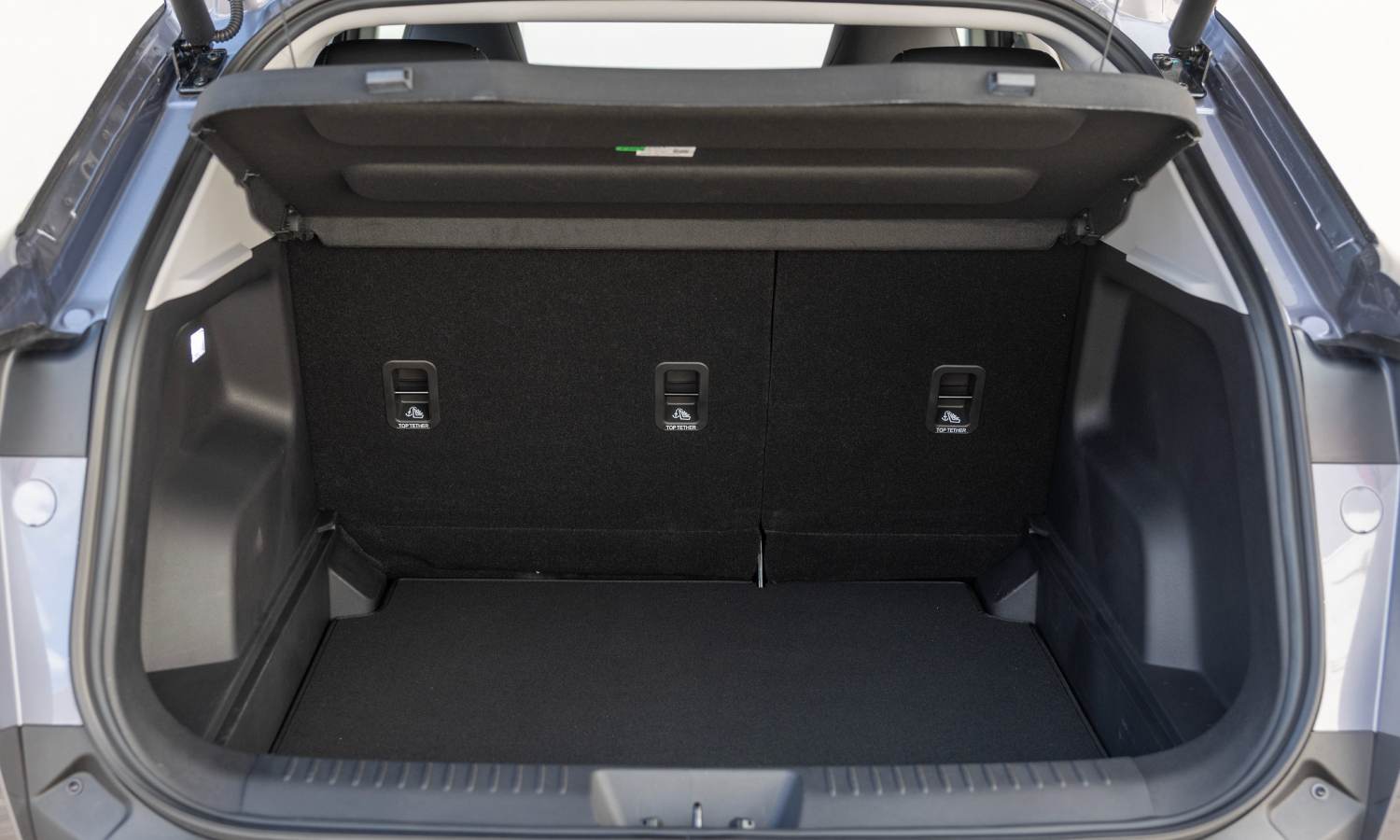 Omoda 5 2025: llega la versión eléctrica y mejoran (y mucho) el gasolina