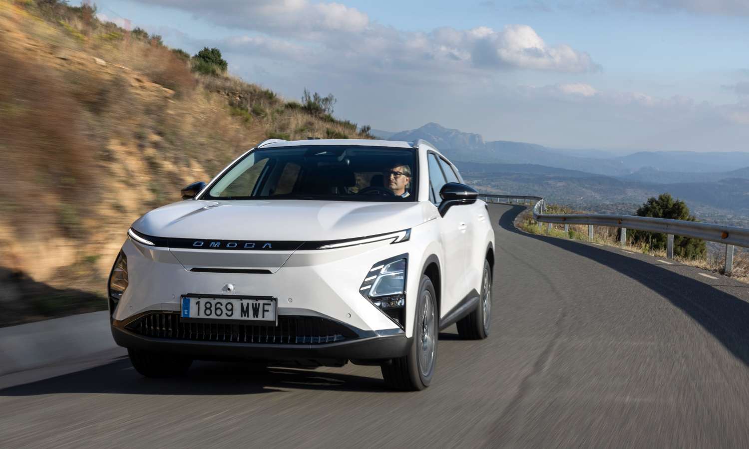 Omoda 5 2025: chega a versão elétrica e melhoram (muito) a gasolina