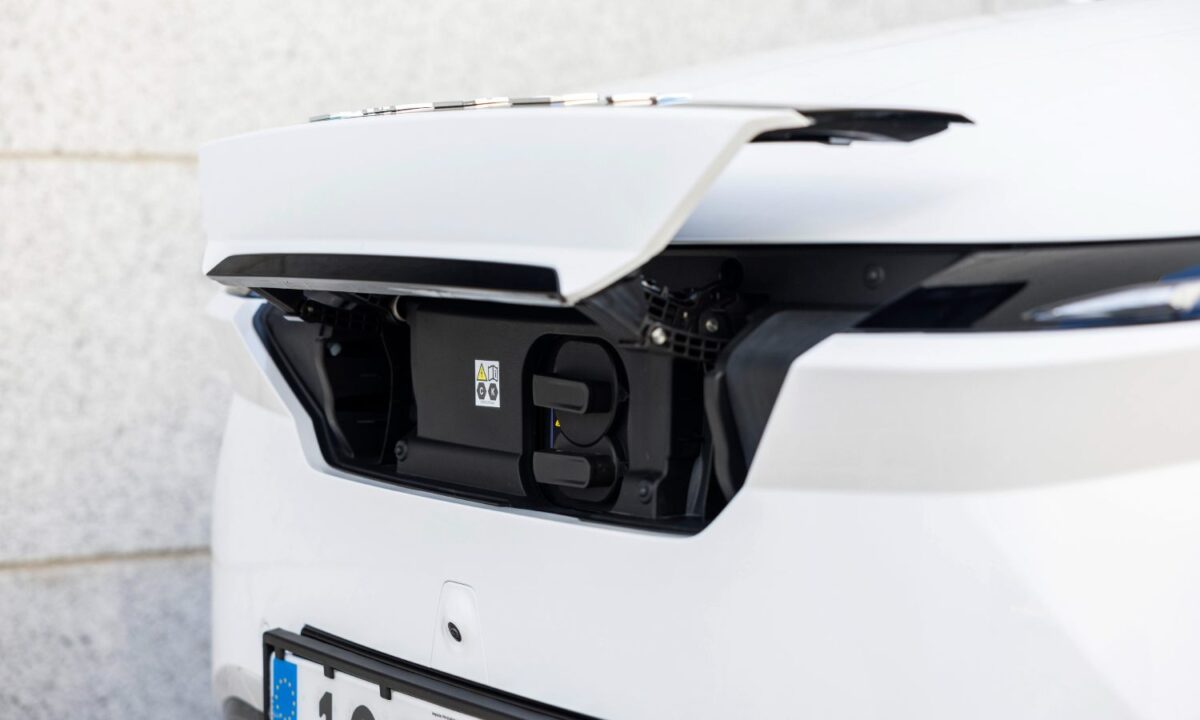 Omoda 5 2025: the electric version arrives and the gasoline version is ...