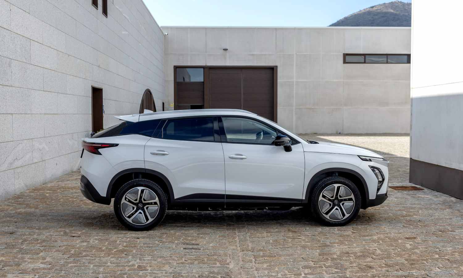 Omoda 5 2025: chega a versão elétrica e melhoram (muito) a gasolina